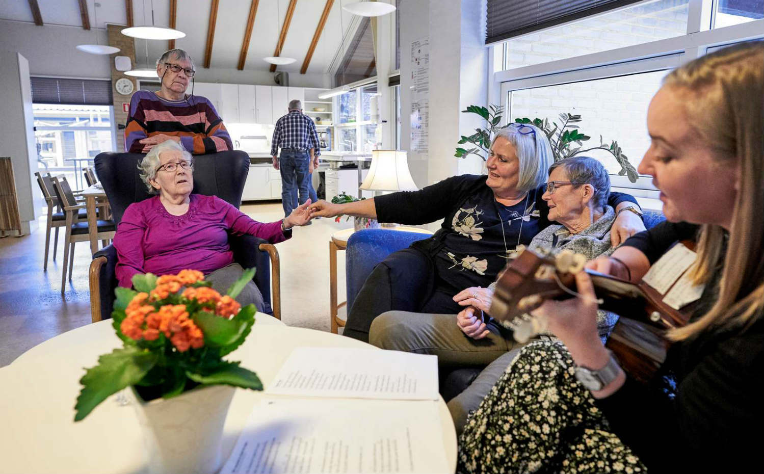 Fagbladet FOA | 6 initiativer, der forbedrer plejen af ældre med demens