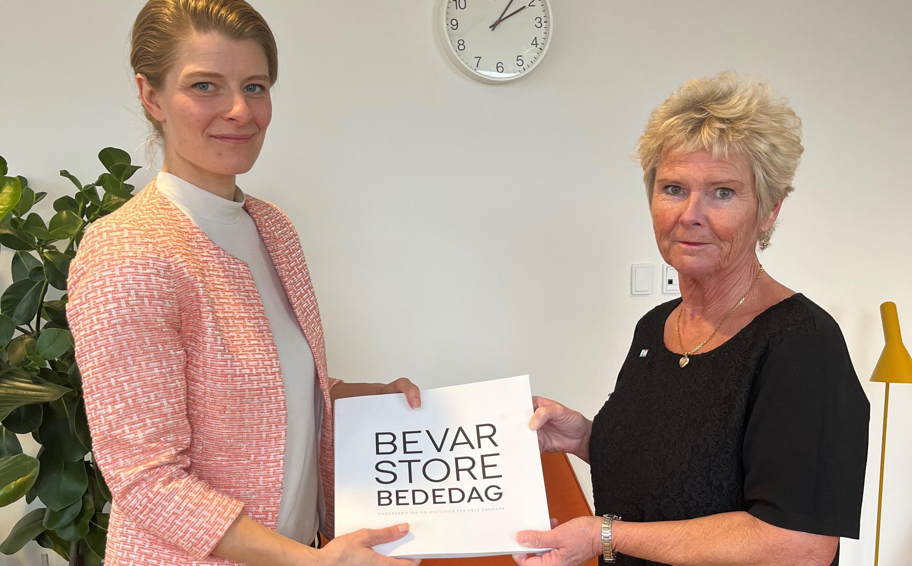 Underskrifter samlet i bog og overrakt til minister: Derfor vil ...